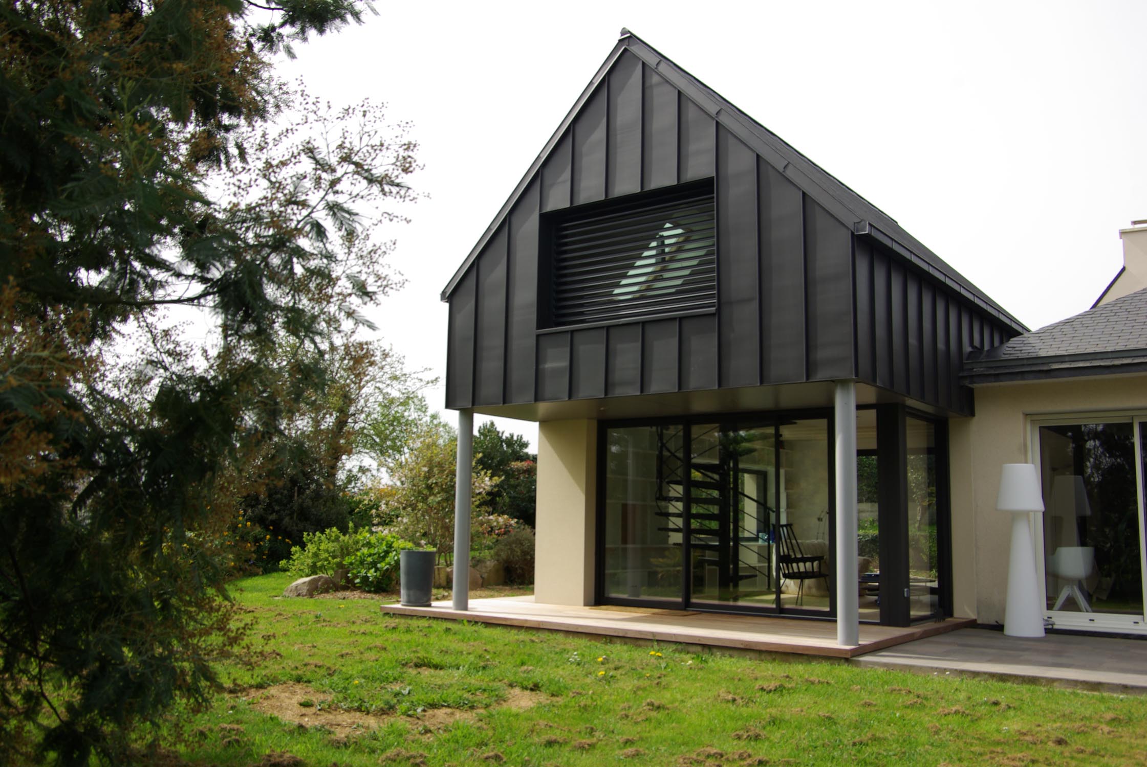 Réalisation d'une couverture en zinc et de bardage - Côtes-d'Armor